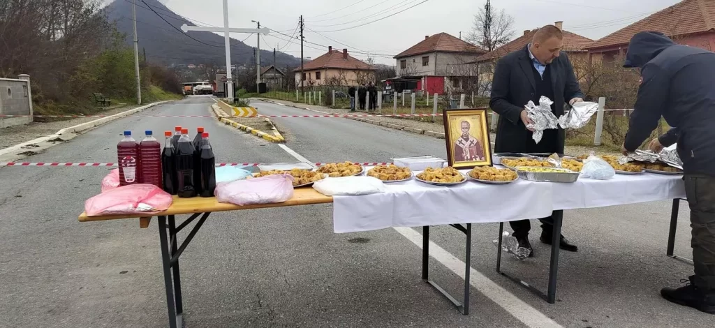 Srbi na severu Kosova i Metohije proslavili Svetog Nikolu na barikadama – Otvoreno